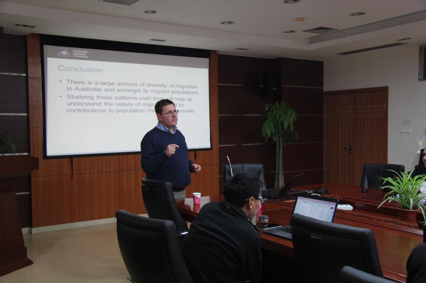 James Raymer教授来访上海大学社会学院并作报告-上海大学社会学院